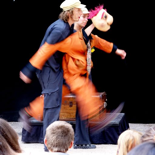 Compagnie Rue BARREE - Spectacle de Marionnettes à Taille Humaine ...