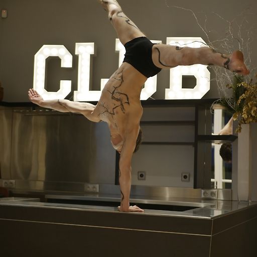 Nestor le contorsionniste - Contorsion et équilibres - International ...